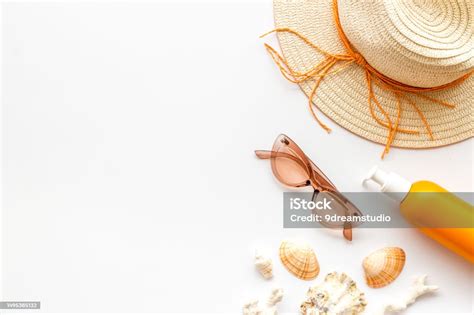 선글라스와 밀짚모자를 쓴 자외선 차단제 화장품 여름 방학 컨셉 플랫레이 0명에 대한 스톡 사진 및 기타 이미지 0명 개념 개념과 주제 Istock