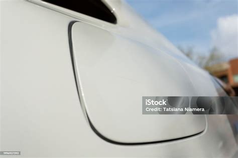 필러 목의 캡에 근접 촬영 스크래치 흰색 자동차의 가스 탱크 문지르는 화합물로 클리어 코트를 칠하거나 연마하십시오 자동차 덴트 수리 배경에 푸른 하늘 연료 탱크에 대한 스톡