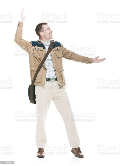 전체 길이한 남자 만측면 보기프로필 보기2029세 성인 잘생긴 사람 갈색 머리짧은 머리 백인 남성젊은 남성 발표자 앞에 서 있는 흰색 배경기념가리키는 20 29세에 대한