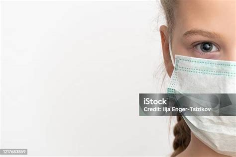 Gadis Bertopeng Wajah Medis Karena Udara Setengah Wajah Potret Closeup Latar Belakang Putih