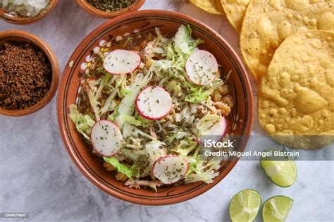 포졸 로조 멕시코 옥수수 수프 옥수수 커널과 돼지고기로 만든 멕시코전통 음식 Pozole에 대한 스톡 사진 및 기타 이미지 Pozole 돼지고기 멕시코 Istock