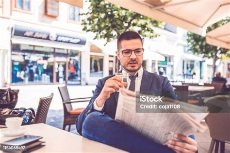 야외 카페에서 손으로 읽는 신문에서 물 한잔과 함께 젊은 비즈니스 남자 거리에 대한 스톡 사진 및 기타 이미지 거리 신문