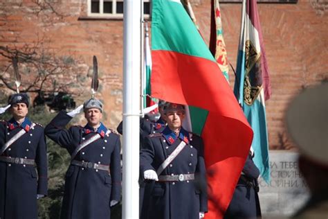 Издигнаха знамето пред паметника на Незнайния воин в София Видео