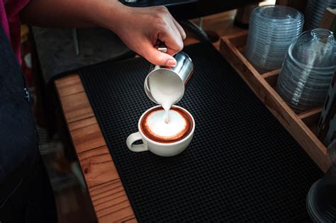 바리스타가 커피에 우유를 붓고 카푸치노를 만든다 카운터에서 커피를 준비하는 전문 바리스타 갈색에 대한 스톡 사진 및 기타 이미지