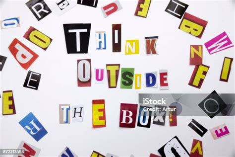 쓰기 텍스트 밖으로 상자 생각의 개념을 보여주는 단어 복사 공간 흰색 배경에 비즈니스 사례에 대 한 다른 잡지 신문 편지의 만든