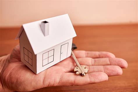 인간의 손바닥에 집과 열쇠의 모형 부동산 구매의 개념 부동산 시장 개념에 대한 스톡 사진 및 기타 이미지 개념 건설 산업 건축 Istock