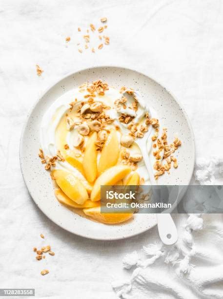 캐 러 멜된 마 르 멜로 그 라 놀라 밝은 배경 평면도에 헤 즐 넛의 그리스 요구르트 맛 있는 아침 식사 디저트 공간 복사