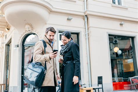 이동 중에 사업입니다 사업가 사업가 동료 야외 웃 고 휴대 전화를 사용 하 여 가을에 대한 스톡 사진 및 기타 이미지 가을 경영자 기업 재무와 산업 Istock