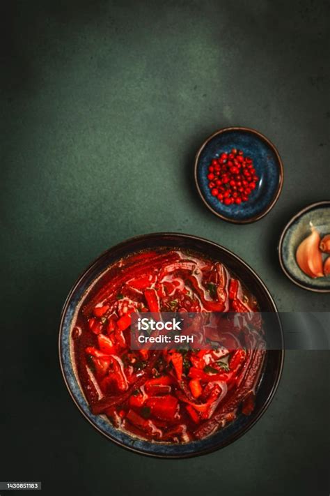 사탕무 채소 허브를 곁들인 전통 수제 빨간 양배추 수프 파란색 주방 테이블 배경에 접시에 담긴 러시아 보르슈트 상단 보기 복사 공간 비건 채식주의 건강한 다이어트 음식 감자