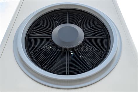 Chiusura Di Una Ventola A Pompa Di Calore Per Sistemi Solari Sul Tetto Immagine Stock Immagine