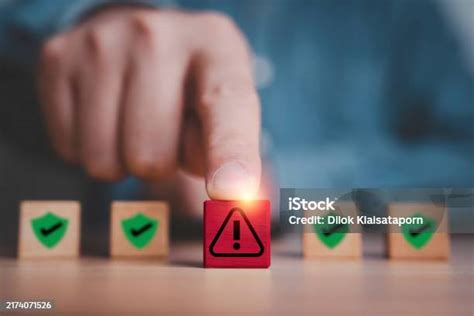 핸드 피싱 빨간색 느낌표 경고 경고 경고 표시 기호 알림 오류 및 유지 보수 개념에 대한 안전 아이콘 앞의 기호 개선에 대한 스톡 사진 및 기타 이미지 Istock