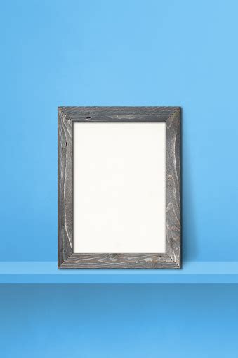 파란색 선반에 기대어 있는 나무 그림 프레임 3d 일러스트레이션 세로 배경 0명에 대한 스톡 사진 및 기타 이미지 0명 공란 기대기 Istock