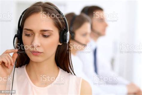 센터 운영자를 호출 합니다 헤드셋에서 젊은 아름 다운 비즈니스 여자에 초점 It 지원에 대한 스톡 사진 및 기타 이미지 It 지원 고객 고객 서비스 담당자 Istock