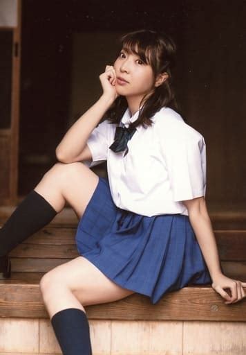 駿河屋 アダルト かなで自由 膝上座り衣装白青制服右手頬左手床体左向き Amazon限定 写真集みゅうみゅう日記