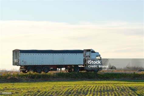 저녁에 화물을 운반하는 고속도로에서 운전하는 채석장에서 모래를 운반하는 팁 화물 트레일러가있는 세미 트럭 배달 운송 및 물류 개념 덤프 트럭에 대한 스톡 사진 및 기타