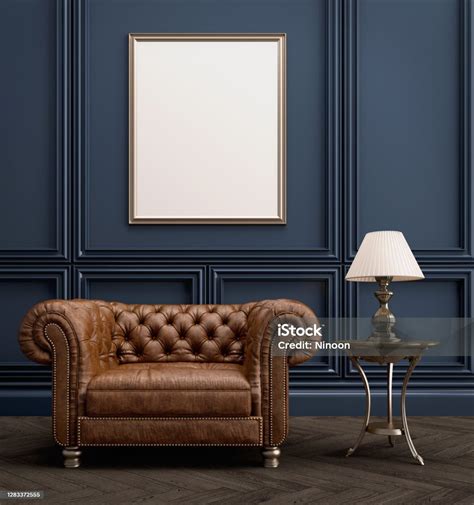 클래식 한 스타일의 인테리어 램프 빈 액자 블루 월이 있는 가죽 안락의자3d 렌더링 미술관에 대한 스톡 사진 및 기타 이미지