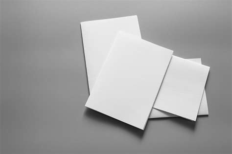 빈 초상화 모형 종이입니다 소책자 잡지 회색 변하기 쉬워 배경에 고립 된 백서 회색 절연 0명에 대한 스톡 사진 및 기타 이미지 Istock