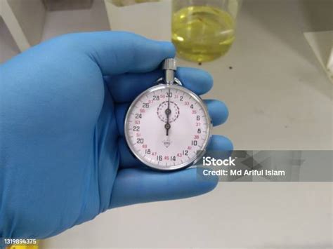 실험실에서 클로즈업 스톱 워치 타이머 실험실 테스트 시간 계산 개념 스톱 워치 개념에 대한 스톡 사진 및 기타 이미지 개념 개념과 주제 경영자 Istock