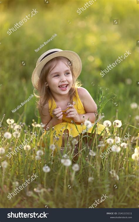 11350 어린이 들고 이미지 스톡 사진 및 벡터 Shutterstock