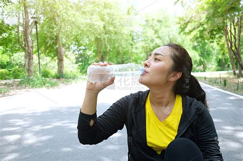 渴了，在运动和在花园跑步后休息和喝瓶装水。