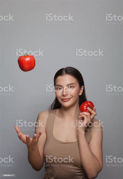 토마토를 가진 젊은 여성의 초상화 건강한 음식과 야채 개념 스킨 케어와 아름다움 비타민과 미네랄 토마토 채소에 대한 스톡 사진 및 기타 이미지 Istock
