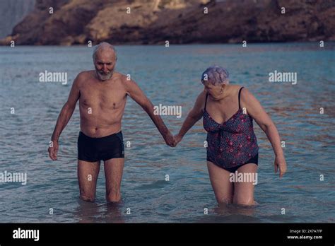 Alte Leute Schwimmen Im Meer Ein älteres Paar Genießt Das Leben Indem