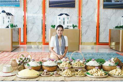 លោកស្រីឧកញ៉ា គង់ សំណាង នាំស្រីស្រស់ប្រុសស្អាត បុរី វិមានសំណាង វេចនំអន្សម