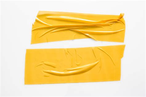 흰색 바탕에 노란색 테이프 설정 합니다 찢어진된 수평 및 다른 크기 노란색 스티커 테이프 접착제 조각 0명에 대한 스톡 사진 및