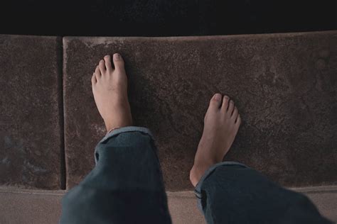 실내 1 인칭보기 1인칭 시점 간 개성 개인적인 관점 고독 관념적인 관찰의 균형 데님 도시 환경 도시의 라이프 스타일 사진 맨발 미니멀리즘