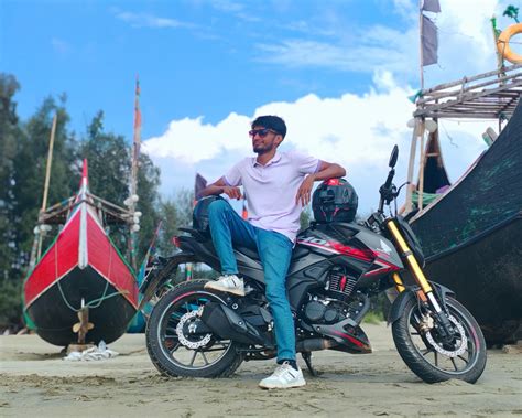 Fm সৈকতের স্বপ্ন নরম বালুর বুক ছুঁয়ে চলে যায় ঢেউয়ের গান অন্তহীন নীল আকাশে ভেসে বেড়ায়