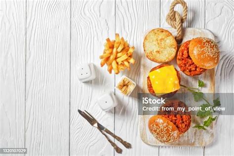브리오슈 빵에 조 샌드위치는 흰색 나무 보드에 감자 튀김과 함께 제공 클로즈업 미국 요리 샌드위치 슬로피 조에 대한 스톡 사진 및 기타 이미지 Istock