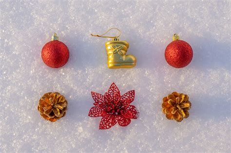 화창한 겨울 날에 흰색 신선한 눈에 누워 장식 항목과 미니어처 크리스마스 장난감 겨울 휴가를위한 인사말 카드 메리 크리스마스와 새해 복 설 초 개념입니다 플랫 레이 상단