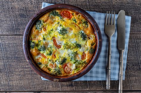 야채 프리타타 간단한 채식 식품세라믹 그릇 나무 테이블에 계란 토마토 후추 양파 브로콜리와 치즈프리타타 이탈리안 달걀 오믈렛 건강한 생활방식에 대한 스톡 사진 및 기타