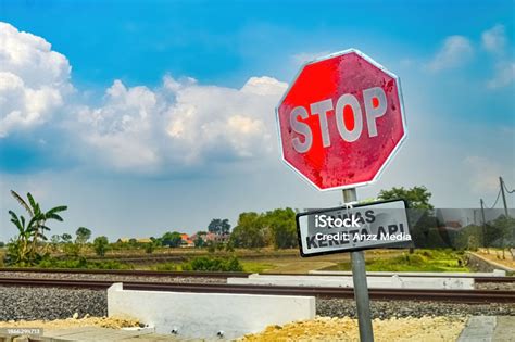 배경에 복선 철도 선로가 있는 정지 표지판 0명에 대한 스톡 사진 및 기타 이미지 0명 거리 경계 표지 Istock