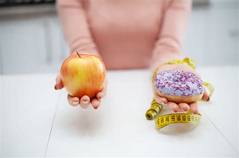 개념 건강 식품과 정크 푸드 사이 선택 하는 아름 다운 젊은 여자 다이어트 과체중에 대한 스톡 사진 및 기타 이미지 과체중 규모 낮음 Istock