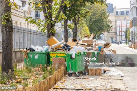 프랑스 파리에서 쓰레기 수거 서비스 파업 중 쓰레기 더미 거리에 대한 스톡 사진 및 기타 이미지 거리 카드보드 판지상자 Istock