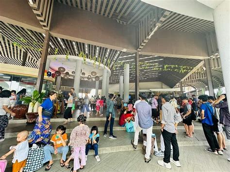 စစ်ကောင်စီက ပြုလုပ်သည့် သင်္ကြန်မဏ္ဍပ်များတွင် လူစည်ကားခြင်းမရှိဘဲ ဟိုတယ် အပါအဝင် ဘီယာဆိုင်နှင့