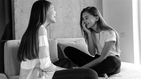 Research Team Finds A Link Between Extroverts And Positive Language