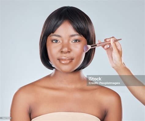 회색 배경에 대한 그녀의 얼굴에 적용 메이크업을 갖는 매력적인 젊은 여성의 스튜디오 샷 다민족 그룹에 대한 스톡 사진 및 기타 이미지 다민족 그룹 손 스파 온천