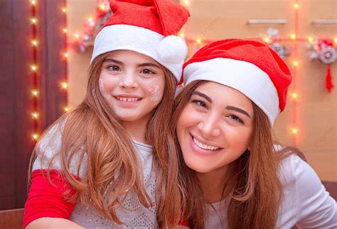 الأم مع ابنتها في المطبخ الأسرة تعلم الفتاة صورة الخلفية والصورة