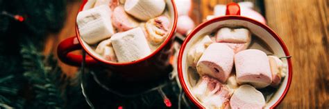 마쉬 멜 로우 사탕 지팡이와 레드 핫 초콜릿의 2 개의 컵 크리스마스 어두운 나무 배경에 쇼핑몰 텍스트에 대 한 장소 0명에 대한 스톡 사진 및 기타 이미지 Istock