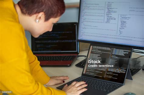 데스크톱 컴퓨터와 노트북에서 코딩하는 여성 프로그래머 It 지원에 대한 스톡 사진 및 기타 이미지 It 지원 개발 교육 Istock