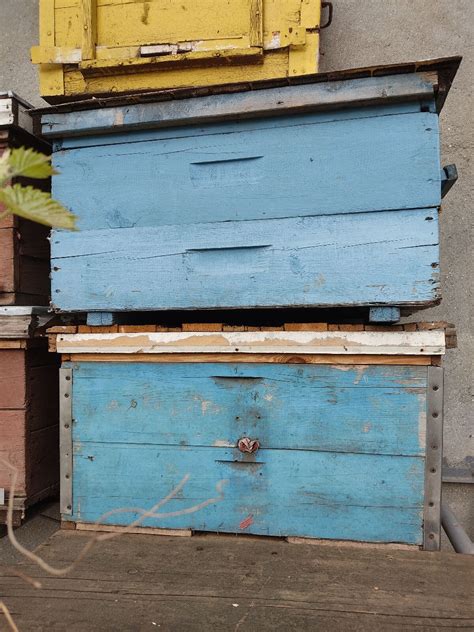 Продам улья, б/у, мини + новый и пакетник на 4-5 рамок и инвентарь для ...