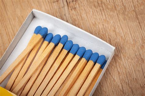파란색 머리가있는 성냥갑으로 가득 찬 성냥갑을 엽니 다 나무 배경 0명에 대한 스톡 사진 및 기타 이미지 0명 개체 그룹 목재 재료 Istock