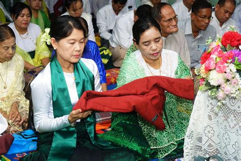 ရခိုင်ပြည်နယ် မောင်တောမြို့၌ အမှတ် ၁ အခြေခံပညာ အထက်တန်းကျောင်းတွင် မဟာဘုံကထိန်သင်္ကန်း ဆက်ကပ်လ