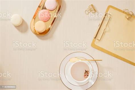 클립 보드 마카롱 펜 파스텔 배경에 커피 머그잔과 여성의 홈 오피스 작업 공간 플랫 레이 평면도 라이프 스타일 개념입니다 0명에 대한 스톡 사진 및 기타 이미지 Istock