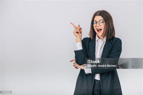 검은 양복을 입은 예쁜 젊은 사업가가 입을 크게 벌리고 텍스트 나 제품의 카피 스페이스를 손가락으로 가리켰습니다 가리키기에 대한 스톡 사진 및 기타 이미지 Istock