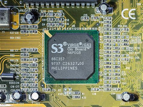 Komponen Elektronik Pada Mikroprosesor Chip Hijau Papan Sirkuit
