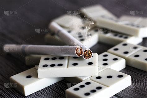 香烟和骨牌近在咫尺