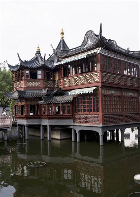 无人家竖图室外白天正面旅游度假湖湖泊石头名胜古迹水植物标志建筑地标建筑上海中国亚洲遗迹石子瓦片